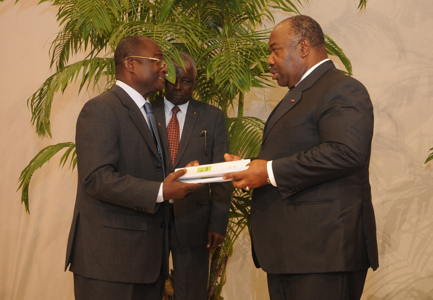 Ali Bongo reçoit le rapport qui vise à améliorer la condition de la ...