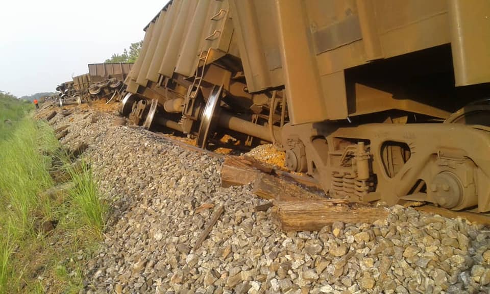 Un train COMILOG lourdement chargé déraille, 13 wagons au sol