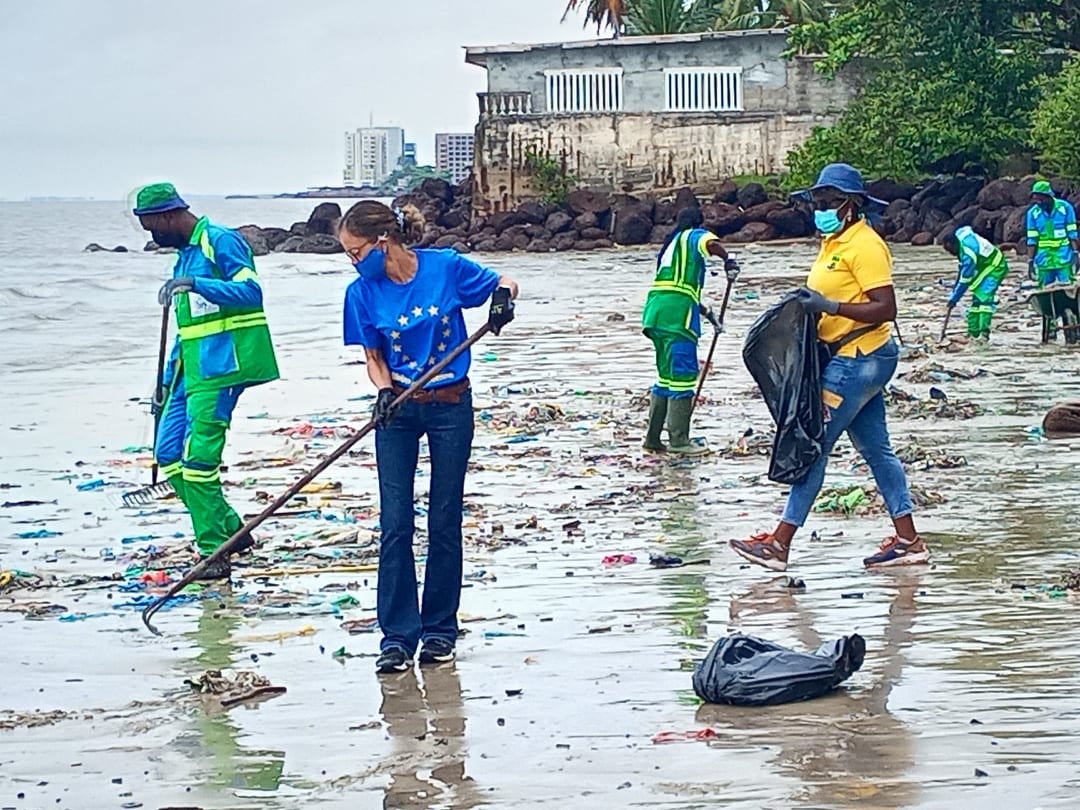 Le Gabon et l’UE ont célébré la journée de nettoyage des plages par une ...