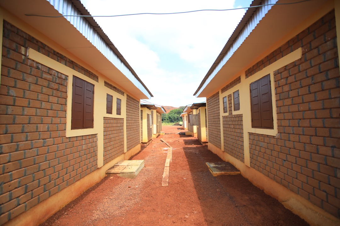 Gabon : un vieux village transformé en cité moderne grâce à l’argent du ...