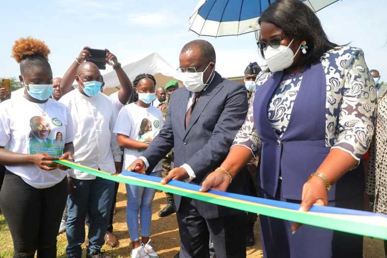 FDCL : inauguration de 200 lampadaires et de l’école publique de Mayumba