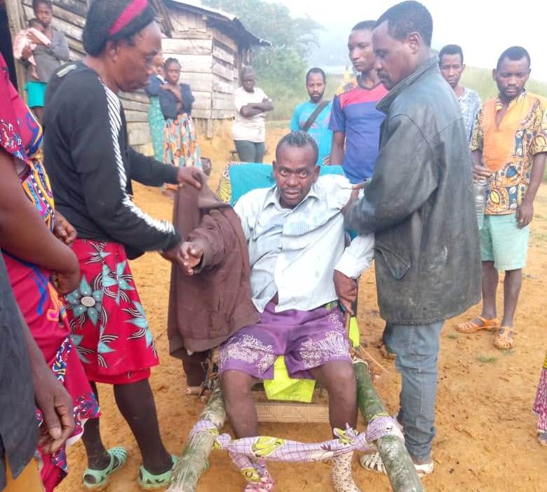 Transporté en Tipoye faute de route et souffrant d’une hernie, le chef ...