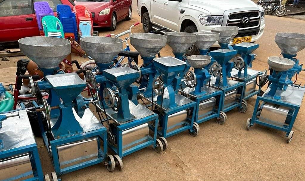 David Ella Mintsa ventile des machines à écraser le manioc dans son ...