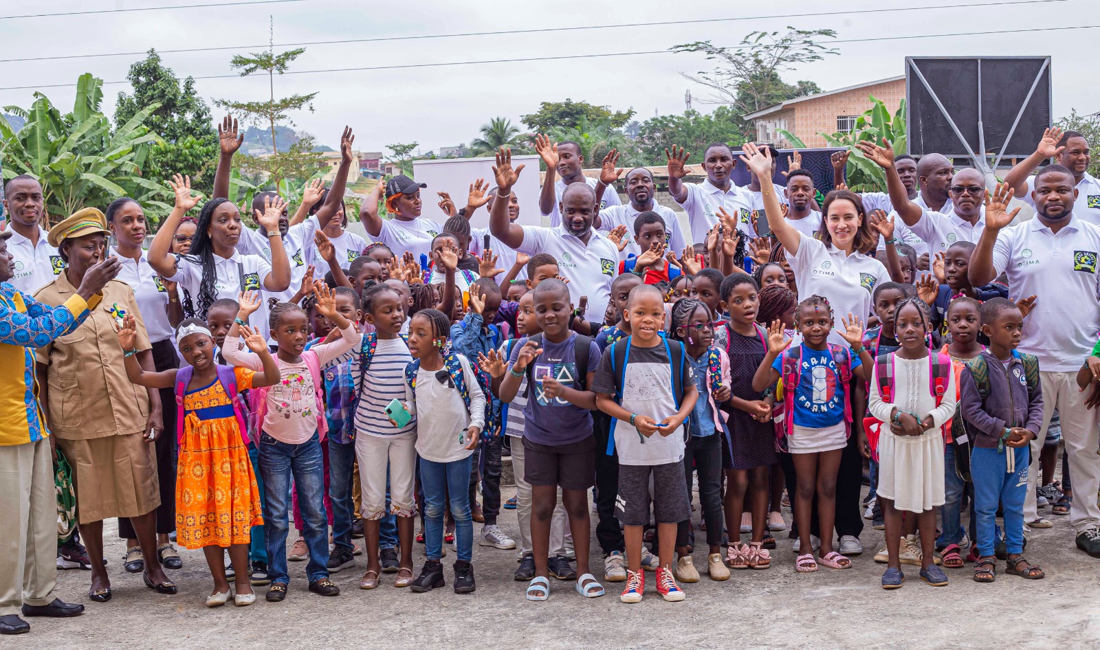 Des fournitures scolaires pour les enfants de Montalier à Nzeng Ayong
