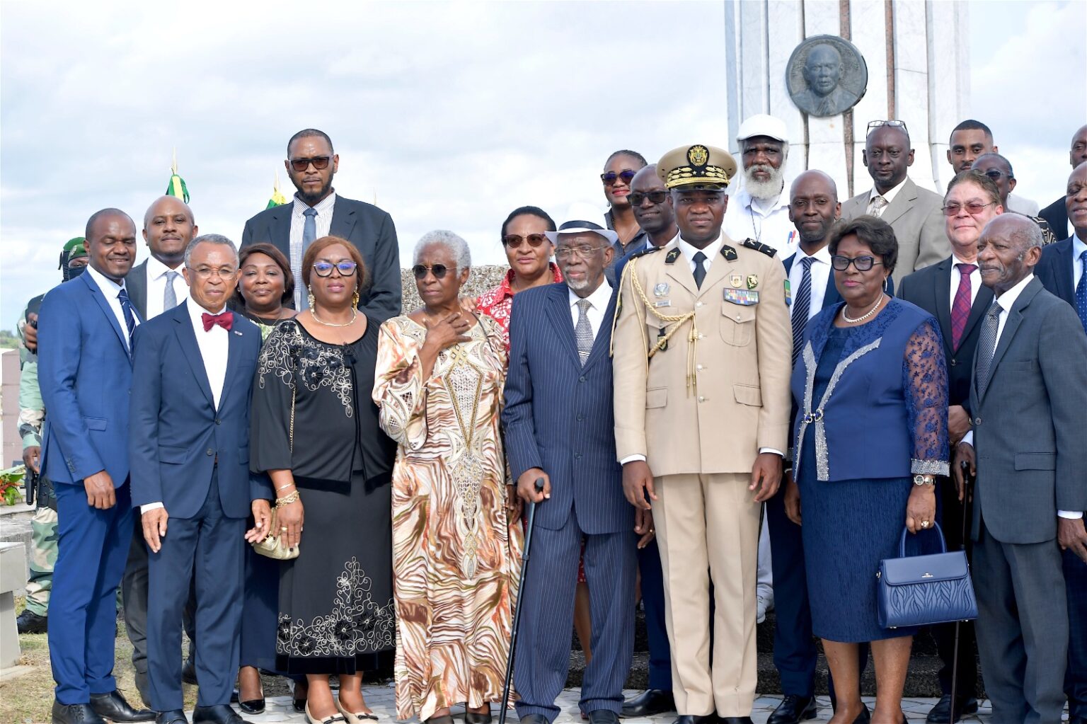 Oligui Nguéma honore la famille de Damas Aleka et s’incline au domicile ...