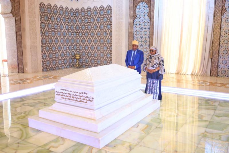 Le président des Comores dans le Mausolée d’Omar Bongo à Franceville