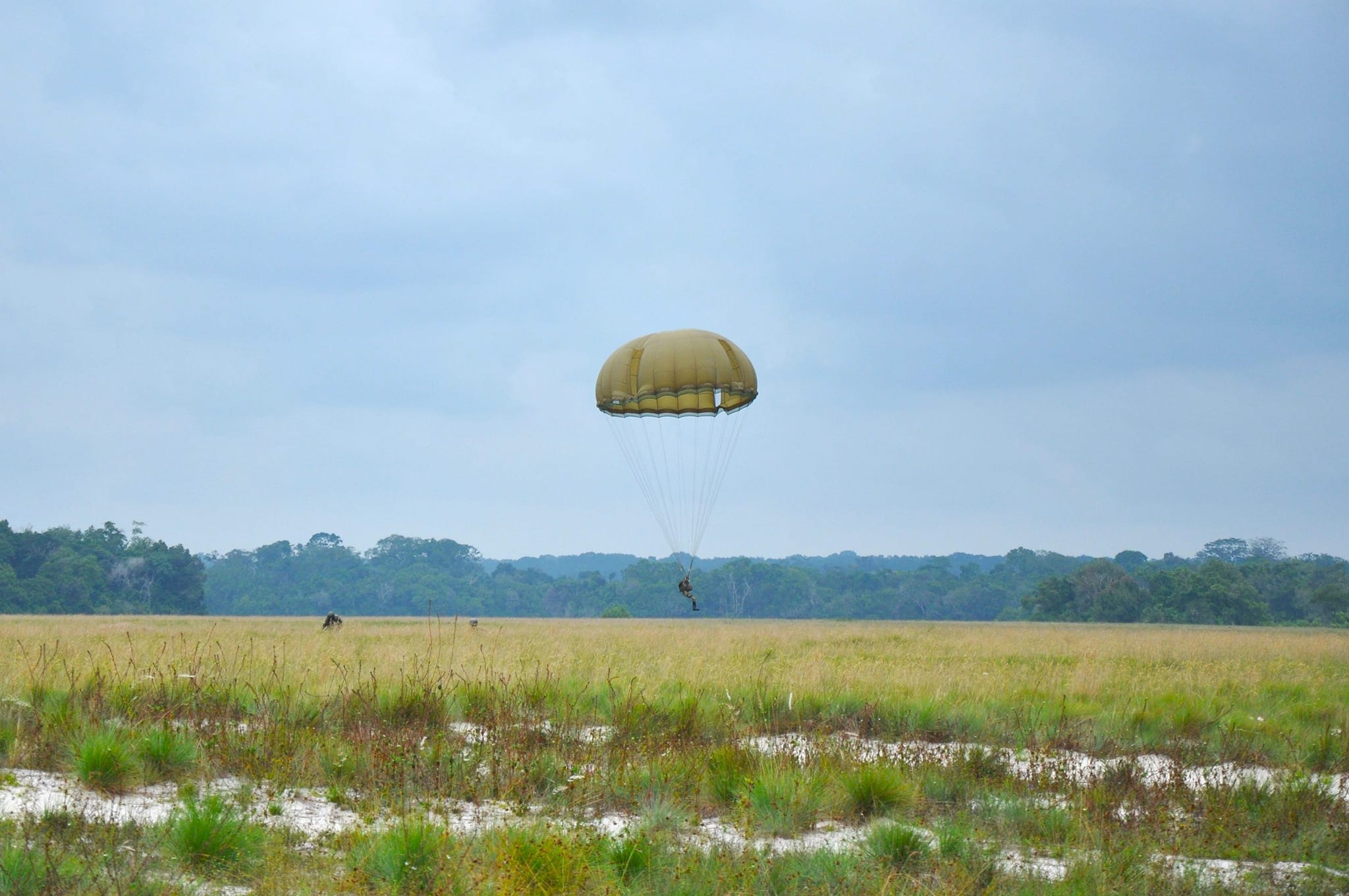 80 militaires gabonais sautent pour l’obtention du brevet parachutiste ...