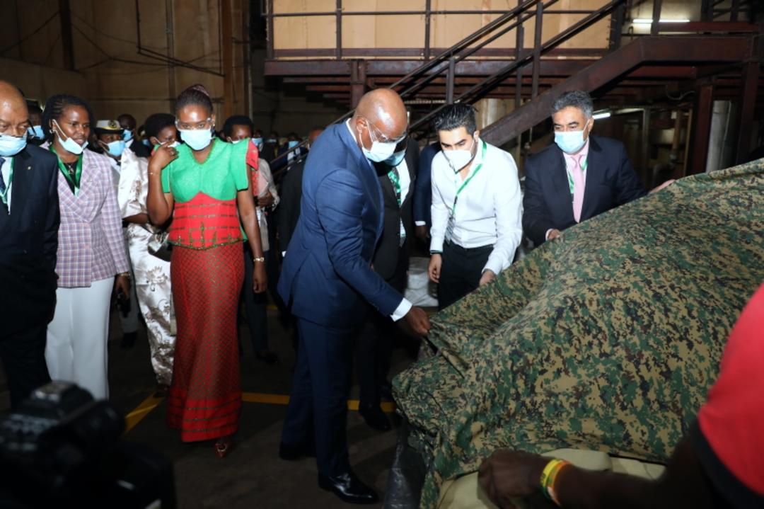 Ouganda : Zita et Oligui Nguema inspirés par une usine de fabrication de tenues militaires et ...