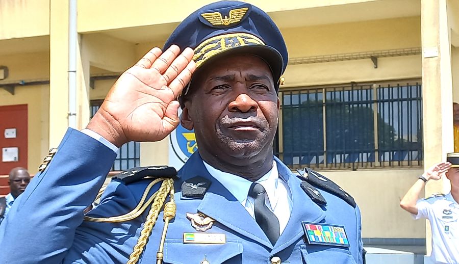 Le général Jean Martin Ossima Ndong limogé du ministère de la Défense