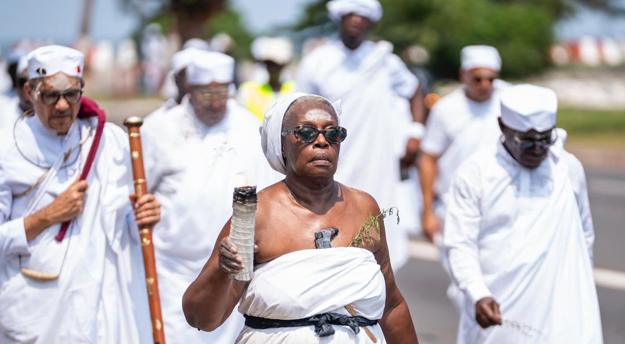 Evandaganye : un lent pèlerinage de la chefferie Mpongwé dans les rues ...